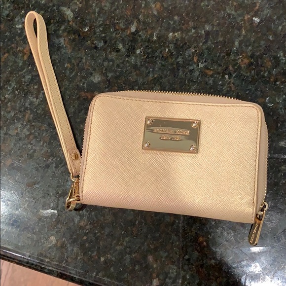 Michael Kors | Bags | Michael Kors Essential Zip Wallet Pale Gold ...